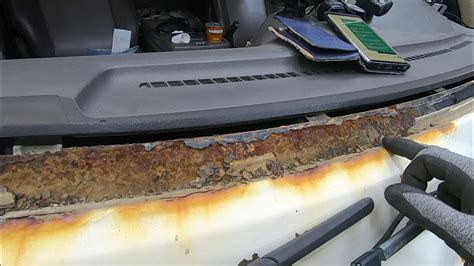 포터2 앞유리교체전 유리 탈착 영상입니다 녹등으로 인해 빗물등이 누수되는 차량의 패널입니다 꼭 전면유리작업시 패널강판에 방청작업녹방지 처리를 꼼꼼하여야 영상과 같이