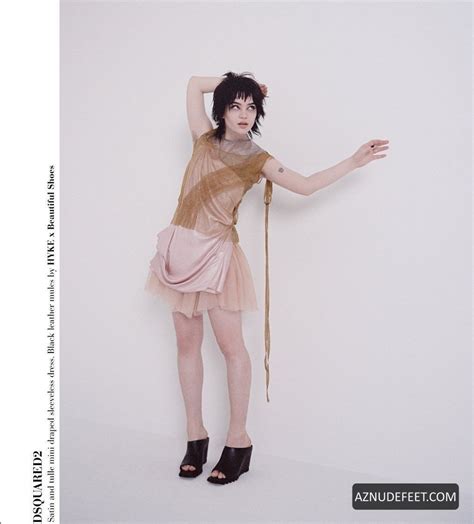 Sophie Thatcher Feet Aznudefeet