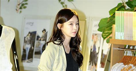 포토 강민경 곧게 뻗은 매끈한 각선미