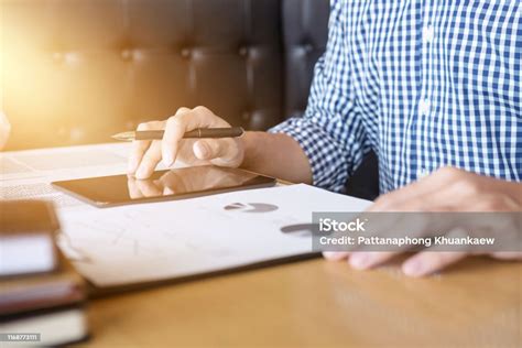 디지털 태블릿 재무 문서 데이터 그래프 및 쓰기 회계 경제 상업에 금융 투자를 일하는 사업가 또는 회계사 계산기에 대한 스톡