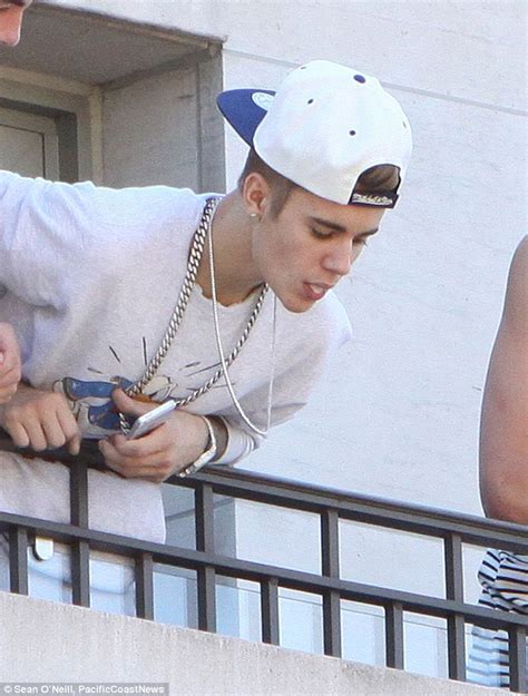 This Is Why Everybody Is Picking On Justin Bieber Mutually