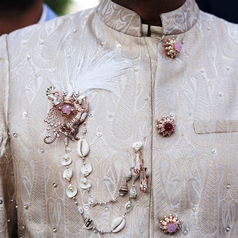 12 Elegant Brooch Designs For Your Wedding