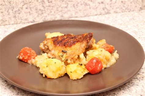 Pulpe de pui cu roșii și cartofi la cuptor reţetă culinară