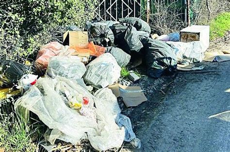 Livorno Spunta Un Cumulo Di Rifiuti In Via Delle Sorgenti Il Tirreno