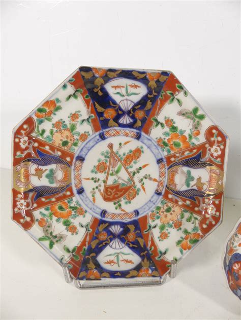 CHINE Deux assiettes en porcelaine à pans coupés à décor compartimenté de fleurs insectes et