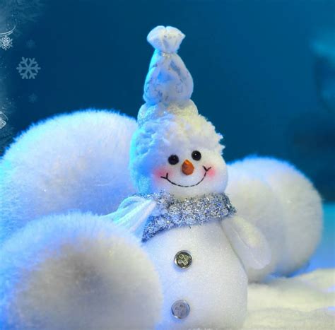 Каждое утро девочка выходила из дома немного раньше чтобы успеть купить два пирожка и бутылку