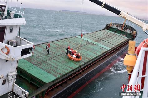 台风“利奇马”致狂风巨浪 烟台海域9名遇险船员获救