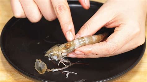 今天才知道，虾头里是“黄”还是“屎”，好多人搞错了，告诉家人生活生活技巧好看视频