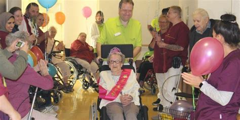Ein Ganz Besonderer Geburtstag Überraschungsparty Für älteste Frau