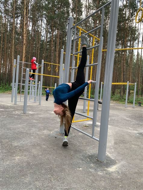 Гимнастка в 2025 г Гимнастические позы Балетная тренировка Турник