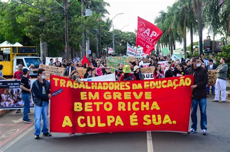 Educadores aprovam greve a partir de 17 de outubro Grampo Comunicação