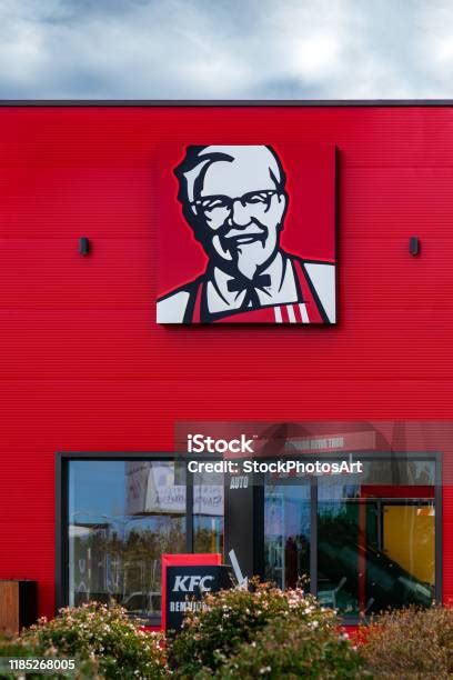 Kfc 패스트 푸드 레스토랑의 외관에 대령 샌더스 로고 또는 기호 바레이로 플래닛 리테일 파크에서 켄투키 프라이드 치킨 정크