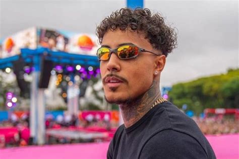MC Livinho tem partes íntimas tocadas por fã em show em Marília e