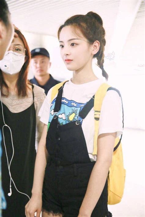 楊超越身穿黑色吊帶短褲現身，看起來有一些小女生拘謹 每日頭條