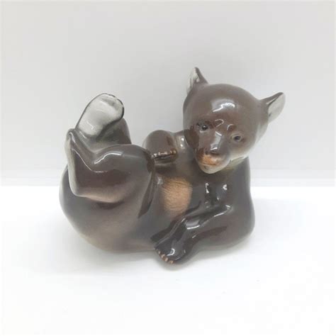 Статуэтка винтажная Медвежонок лежащий скульптор П П Веселов фарфор роспись аэрография