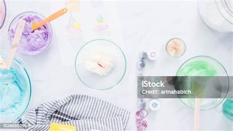 음식 색이 유니콘 테마 바닐라 컵 케이크에 설탕 프로 스 팅 Buttercream 착 색 달콤한 음식에 대한 스톡 사진 및 기타 이미지 달콤한 음식 만들기 미국