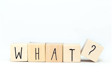 白い背景に隔離された何という言葉と疑問符を持つ木製の立方体 おもちゃのストックフォトや画像を多数ご用意 おもちゃ つながり