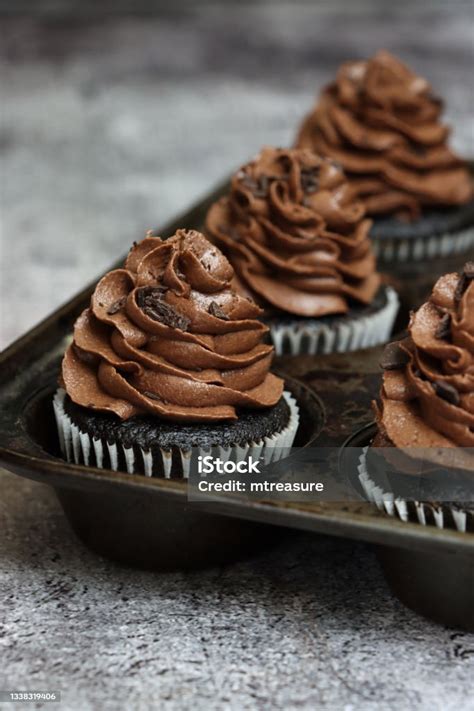 수제 초콜릿 컵케이크가 들어있는 머핀 케이크 주석의 이미지 초콜릿 버터 아이싱 파이프 소용돌이 초콜릿 조각 회색 배경 전경에 초점 0명에 대한 스톡 사진 및 기타 이미지