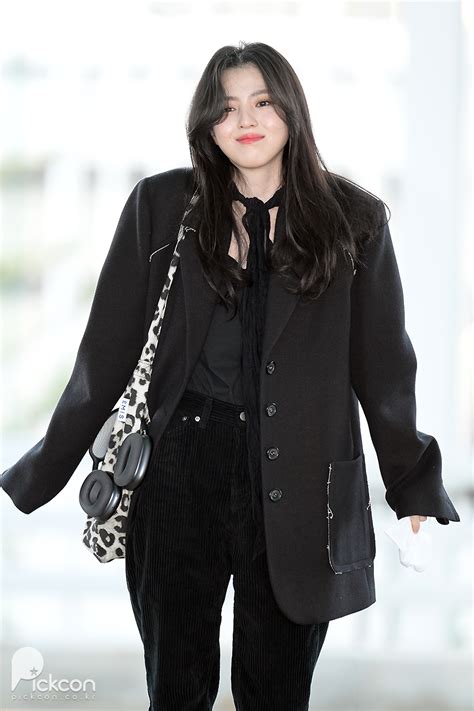 한소희 오버사이즈 시크룩 입고 귀요미 으쓱 포토