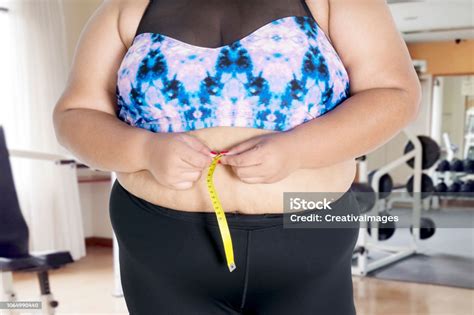 그녀의 허리 둘레를 측정 하는 알 수 없는 여자 개념에 대한 스톡 사진 및 기타 이미지 개념 과체중 덤벨 Istock