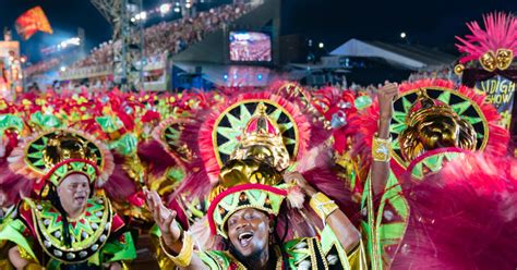 Des Réfugiés Participent Au Célèbre Défilé Du Carnaval De Rio Pour