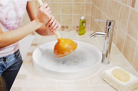 Déboucher lavabo de salle de bain 4 méthodes de débouchage lavabo