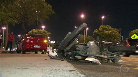 Vídeo Acidente Entre Carro E Moto Na Barra Da Tijuca Deixa 1 Ferido