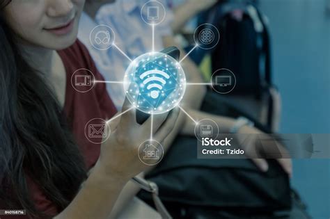 Bts 레일 또는 Mrt 지하철에서 스마트 휴대 전화를 사용 하 여 여행 및 큰 도시 라이프 스타일 교통 개념에 옴니 채널 온라인 쇼핑에 대 한 근접 촬영 여자 권위에 대한