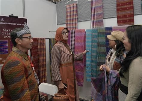 Tak Disangka Tenun Asal Dompu Ntb Curi Perhatian Dubes Cile Di Ifw 2025
