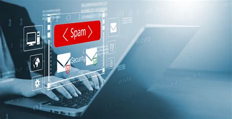 노트북 스팸 및 바이러스 컴퓨터 모니터 인터넷 보안 개념 노트북으로 전자 메일을 읽는 사업가와 이메일 개념 스팸 정크 및 전자 마케팅 화면 스팸 이메일 팝업 경고 에