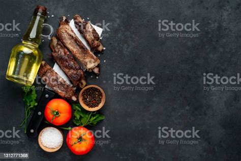 텍스트 복사 공간이있는 돌 배경에 향신료가있는 고기 칼 위에 구운 돼지 갈비 0명에 대한 스톡 사진 및 기타 이미지 0명