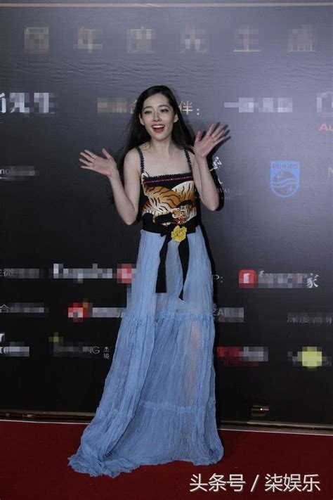 郭碧婷现身秀发凌乱 穿吊带裙被冻到瑟瑟发抖，双手抱胸御寒 每日头条