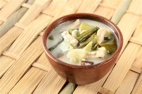 인도네시아 전통 요리 론통 카리 사피lontong Kari Sapi 떡 또는 케투팟ketupat을 쇠고기 육수와