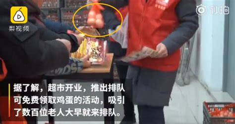 超市开幕送鸡蛋被人潮吓到，数分钟急关门，网友：老人摔倒赔不起