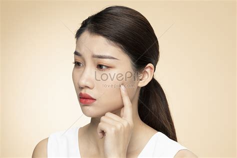 피부 문제가있는 젊은 여성 사진 무료 다운로드 Lovepik
