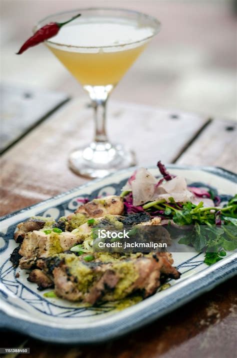 마늘과 코리 앤 더 소스에서 구운 닭고기와 칠리 마가리타 칵테일을 곁들인 콜 레 법 샐러드와 절인 채소 0명에 대한 스톡 사진 및 기타 이미지 Istock