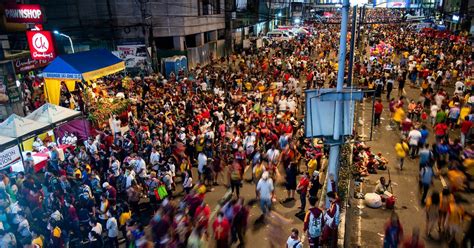 필리핀 종교 축제에 구름 인파