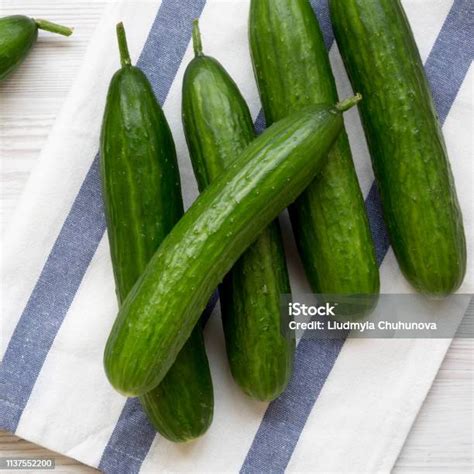 흰색 나무 배경 오버 헤드 보기에 신선한 녹색 오이 평평한 누워 위에서 평면도 0명에 대한 스톡 사진 및 기타 이미지 0명