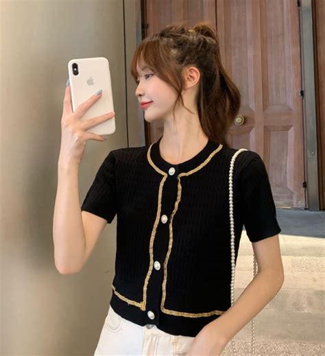 랜선옷장 러빈비 5월 셋째주 데일리룩 러빈비 Top 라운드넥 진주 단추 버튼 배색 금빛