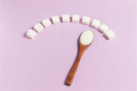 밝은 배경에 흰색 설탕 큐브와 나무 에코 숟가락으로 만든 혈당 규모 다이어트에 대한 스톡 사진 및 기타 이미지 다이어트