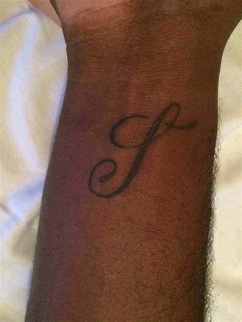 Tatouage initiale c f Modèles et Exemples