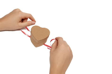 인간의 손에 소박한 선물 상자 리본을 묶어 아이는 손에 선물을 들고 있다 사랑의 마음의 모양에 상자 발렌타인 데이 선물 공간을