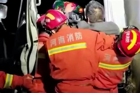 车祸被困男子深夜被消防救出后不愿打扰家人半夜都睡觉了 凤凰网视频 凤凰网