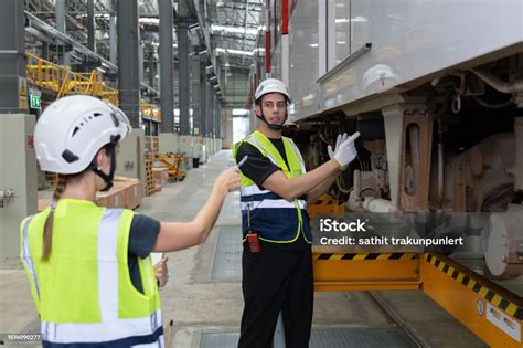 두 명의 전문 엔지니어가 아시아에서 리프트 전기 열차의 기계적 점검 하부 구조와 대중 교통 열차의 유지 보수를 점검합니다 2명에 대한 스톡 사진 및 기타 이미지 Istock