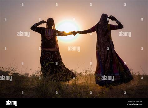 Frauen In Der Sonne Fotos Und Bildmaterial In Hoher Auflösung Alamy