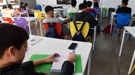 El de los estudiantes argentinos de años se distrae con su celular en clase Corrientes