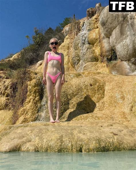 Zoe Lister Jones Nude And Sexy Collection 9 Photos Thefappening