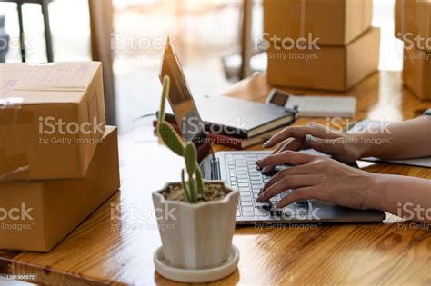 스타트업 의 직장에서 온라인 소포 배달 노트북 컴퓨터와 가정에서 중소기업 성공적인 중소기업 창업 프리랜서 작업을 시작 Performing Arts Event에 대한 스톡