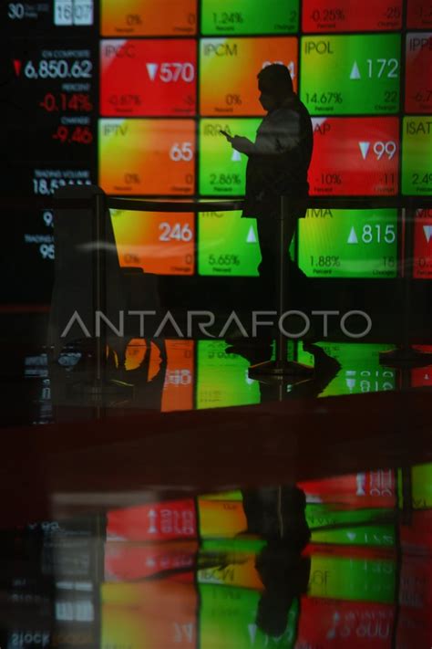 PENUTUPAN IHSG AKHIR TAHUN ANTARA Foto