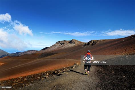 관광 Haleakala 화산 분화구에서 슬라이딩 모래 가신에 하이킹 분화구 바닥과 아래 석탄 재 콘의 아름 다운 보기 마우이